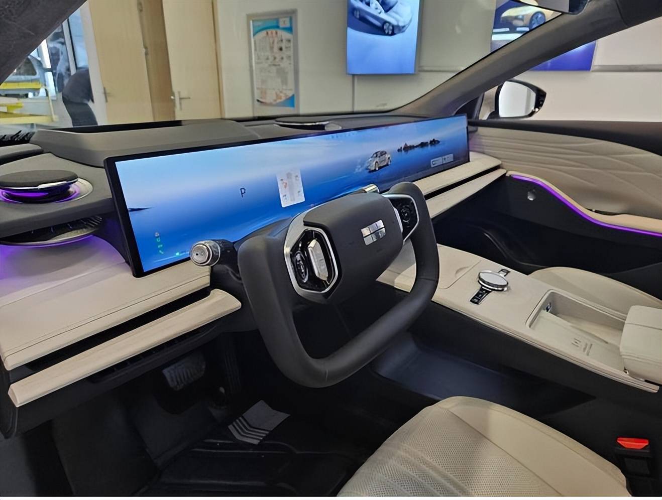 吉利银河E8：搭载全球首个45英寸8K无界智慧大屏，将于16号正式开启预售_搜狐汽车_搜狐网