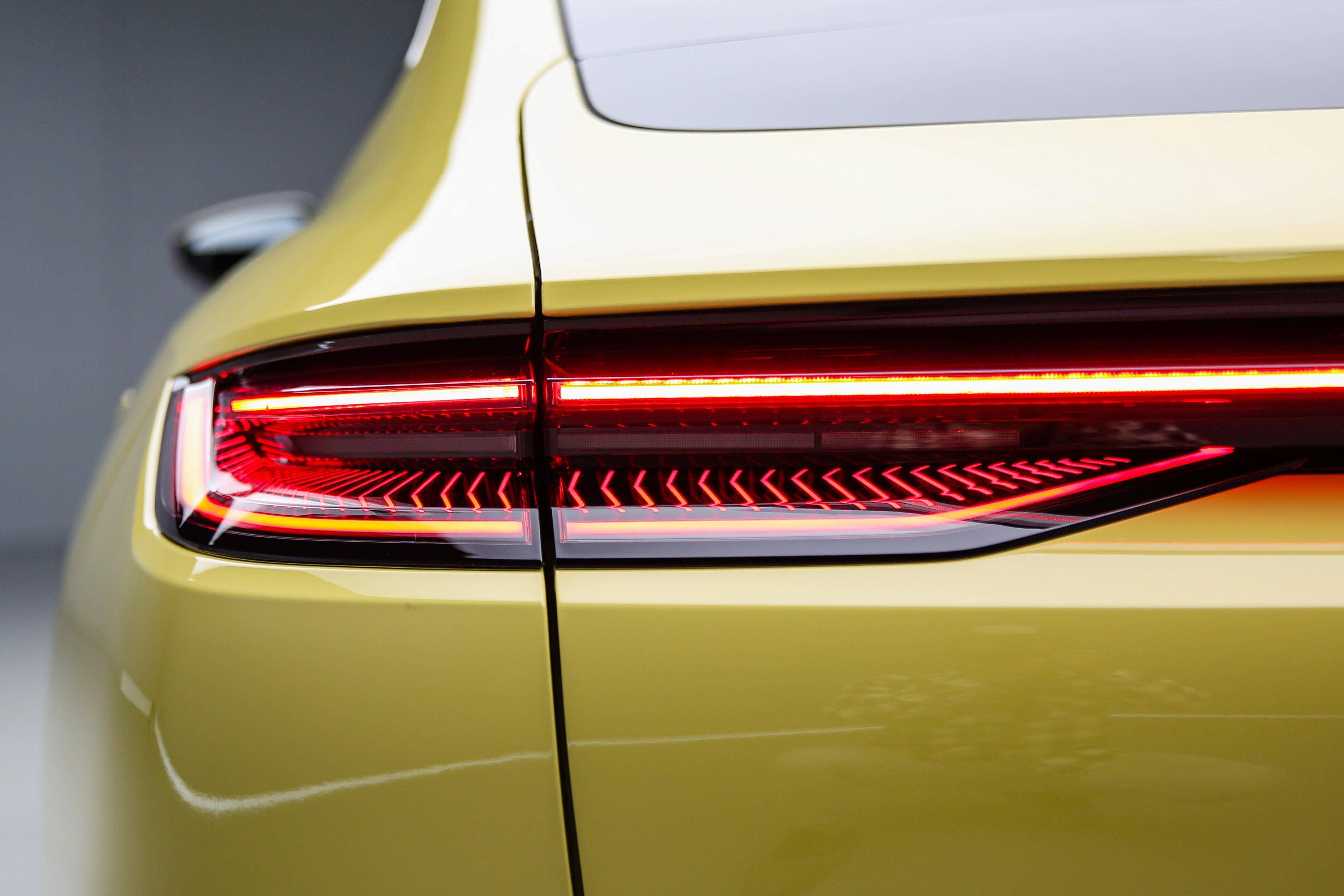 支持800V超充，配45英寸8K屏，银河E8预售价18.8万起竞争力如何？_搜狐汽车_搜狐网