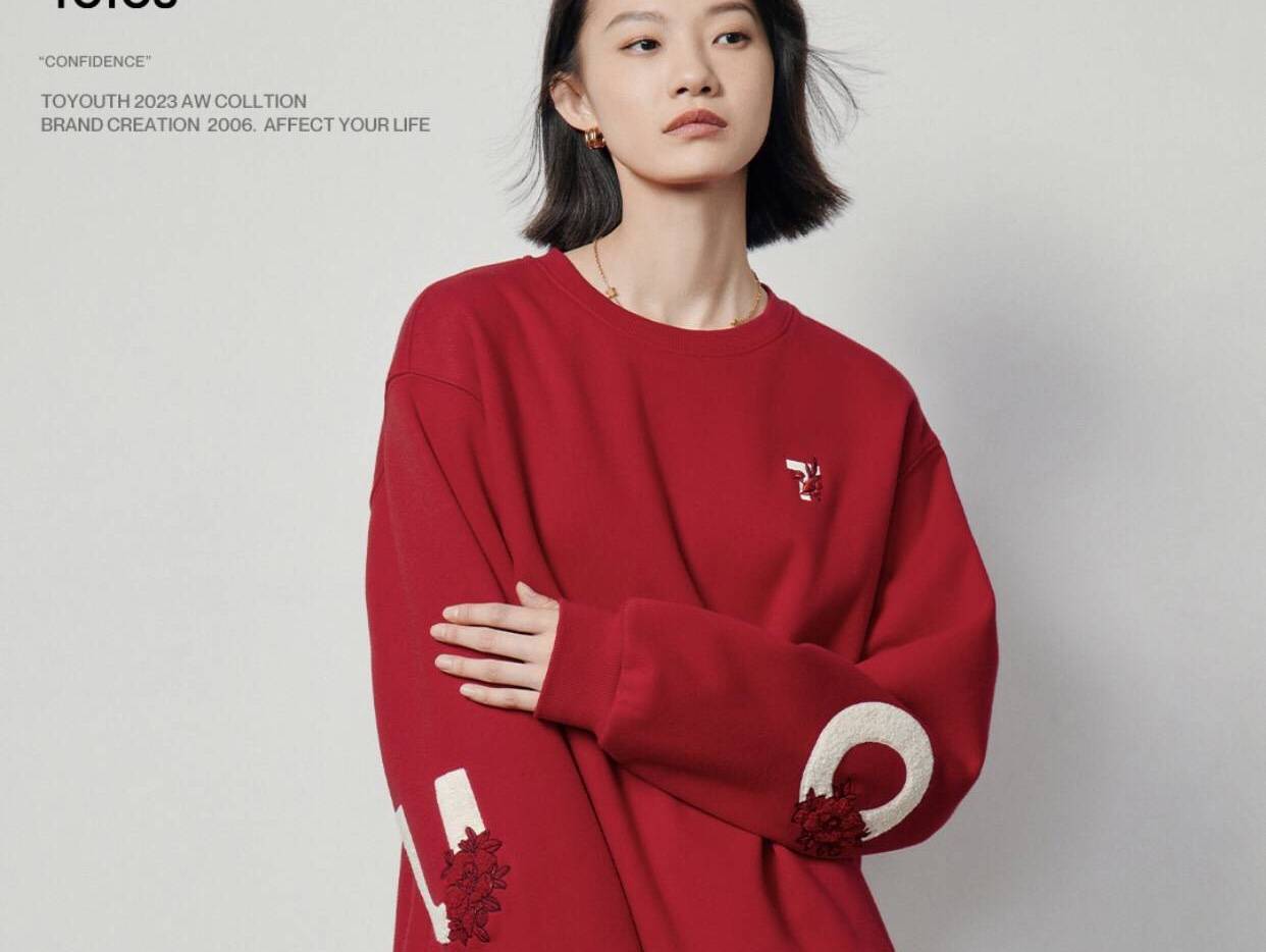 红色时髦卫衣，超好看的经典单品之一，轻松打造节日气氛_整体_牛仔裤_运动鞋