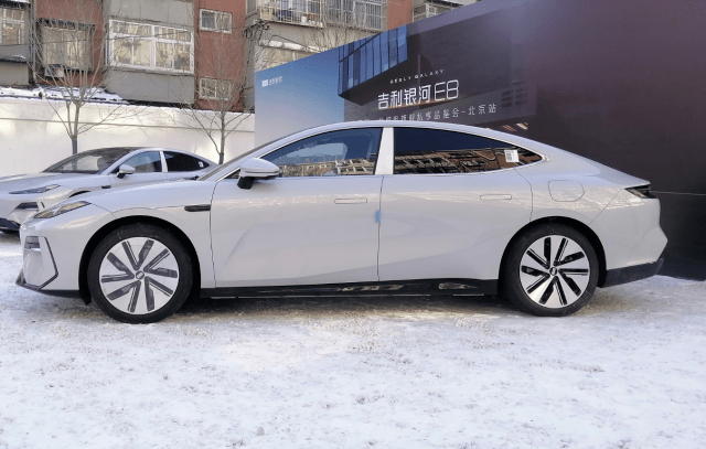 实车比图片漂亮，零百加速3.49秒，吉利银河E8预售18.8万起_搜狐汽车_搜狐网