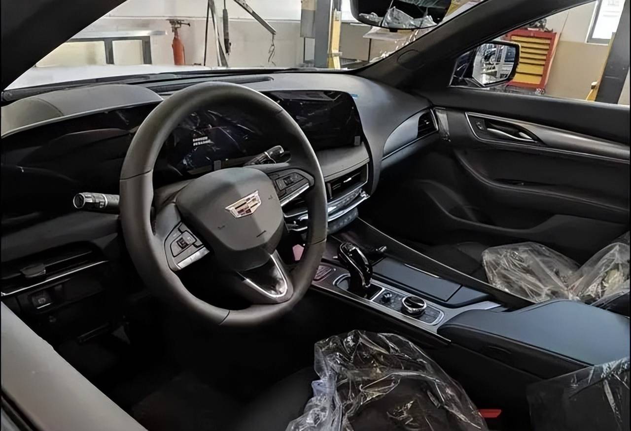 换代CT5抵达4S店，9K曲面屏+126色氛围灯，凯迪拉克挺直腰杆了？_搜狐汽车_搜狐网