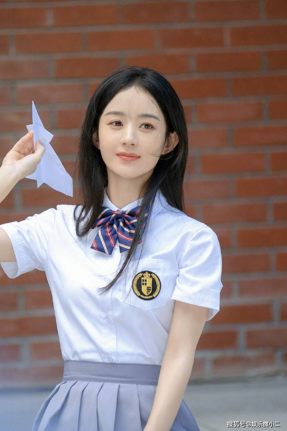 赵丽颖披肩发眉眼明媚动人白衬衫百褶裙学院风满满 搜狐大视野 搜狐新闻 