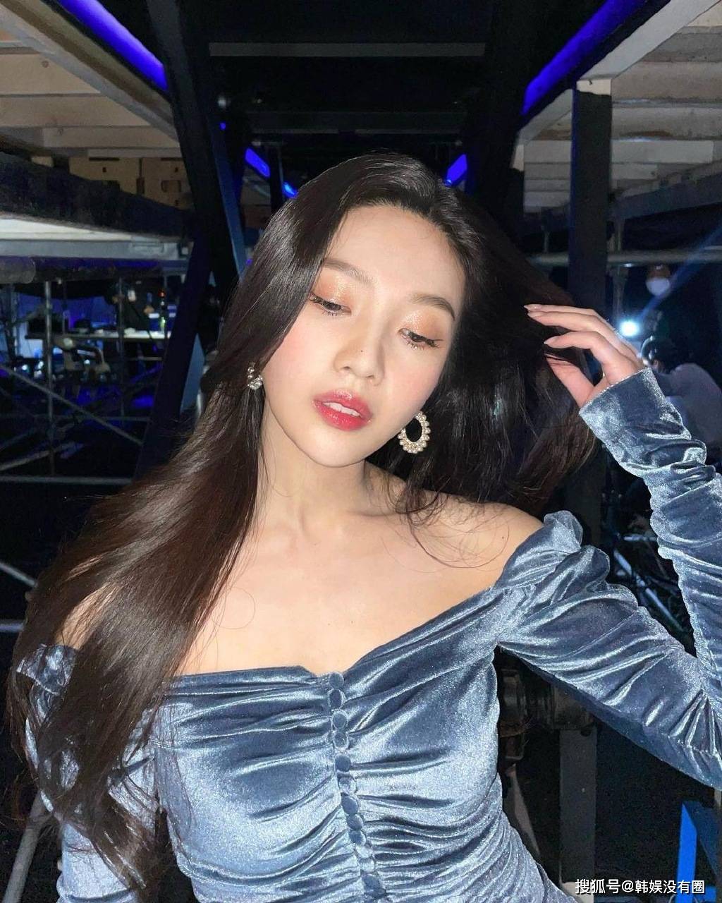 一晚三套！JOY朴秀荣的“年末舞台造型”-搜狐大视野-搜狐新闻