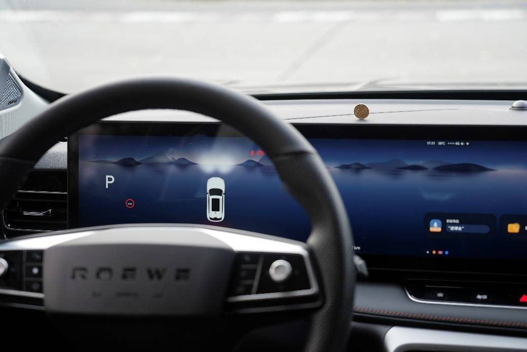 续航高达1050km、27寸4K滑移屏，第三代荣威超混eRX5最低售15.39万_搜狐汽车_搜狐网