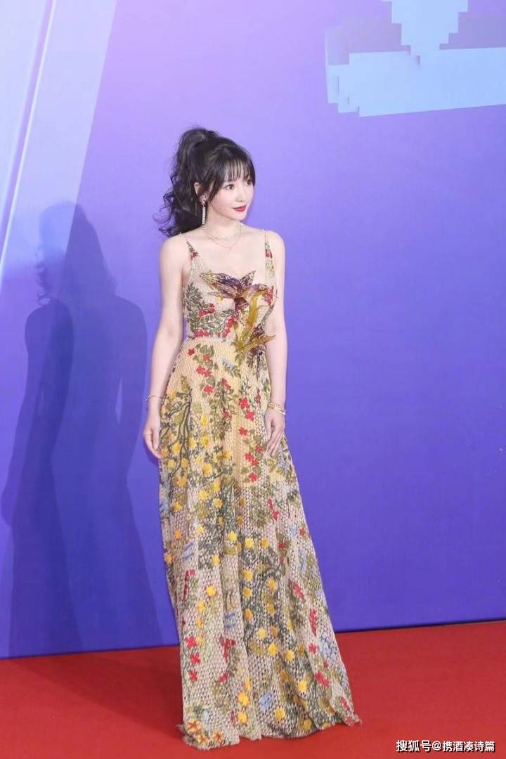 柳岩拖地的长裙也能穿出尤物感 侧面看太吸引人 搜狐大视野 搜狐新闻