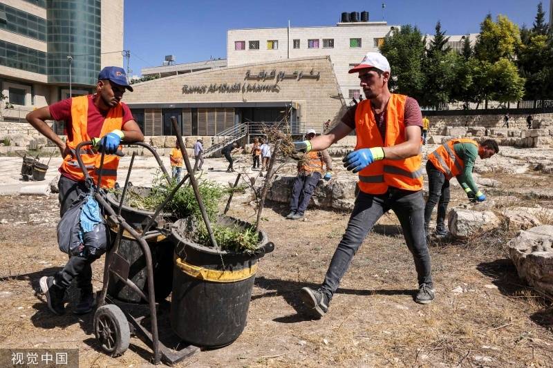 巴勒斯坦市政清洁员工和志愿者清洁考古遗址-搜狐大视野-搜狐新闻