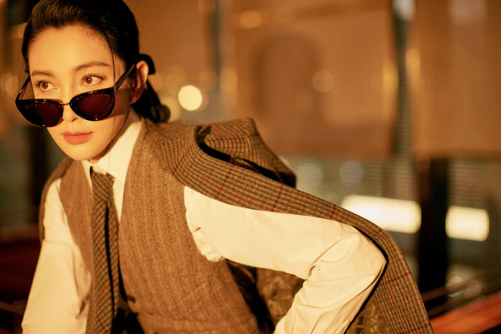 李冰冰穿帅气西装拍摩登大片 大长腿身材保养有方-搜狐大视野-搜狐新闻