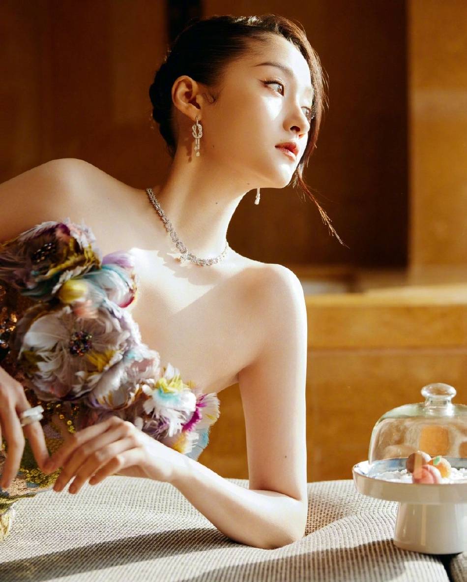关晓彤立体花瓣抹胸裙仙气十足 提裙秀纤细大长腿 搜狐大视野 搜狐新闻