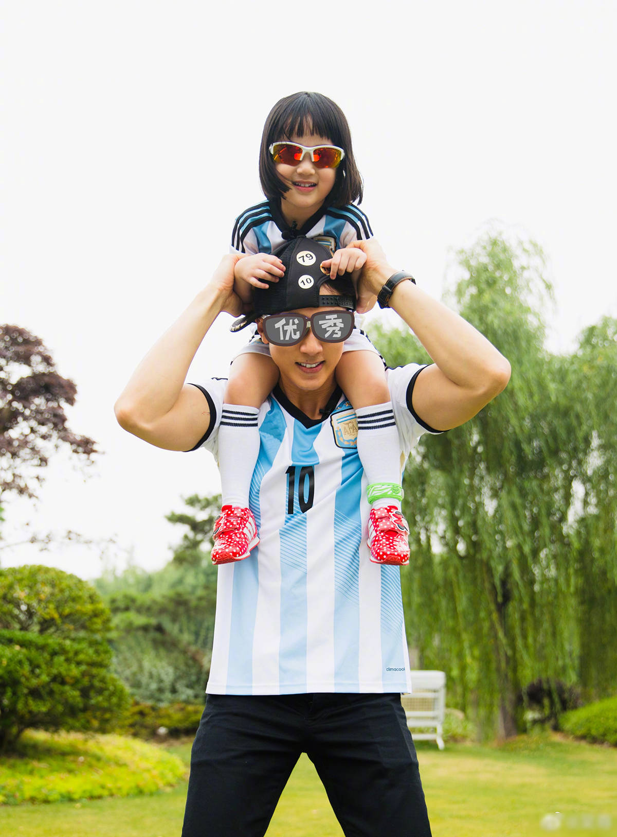 吴尊穿阿根廷球衣致敬偶像 Neinei坐其肩膀好温馨-搜狐大视野-搜狐新闻