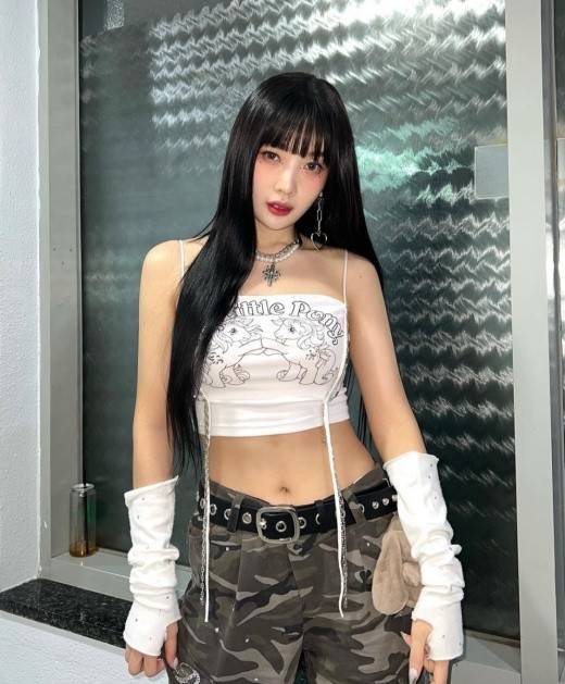 Joy晒黑发齐刘海美照 神似富江暗黑又美艳！-搜狐大视野-搜狐新闻