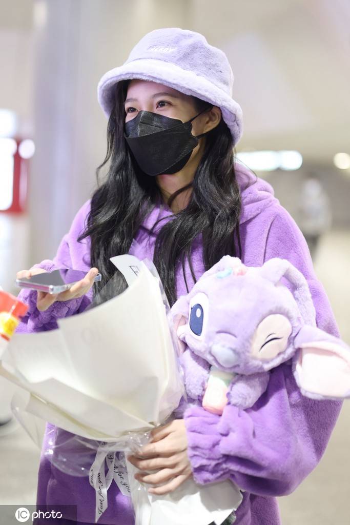 沈梦瑶现身虹桥机场 手捧粉丝送的礼物心情大好-搜狐大视野-搜狐新闻