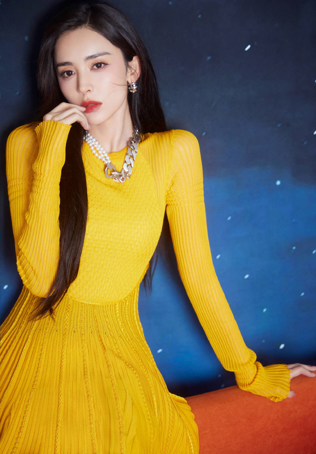 娜扎工作室曝星空写真 穿亮黄上衣搭披肩长发-搜狐大视野-搜狐新闻