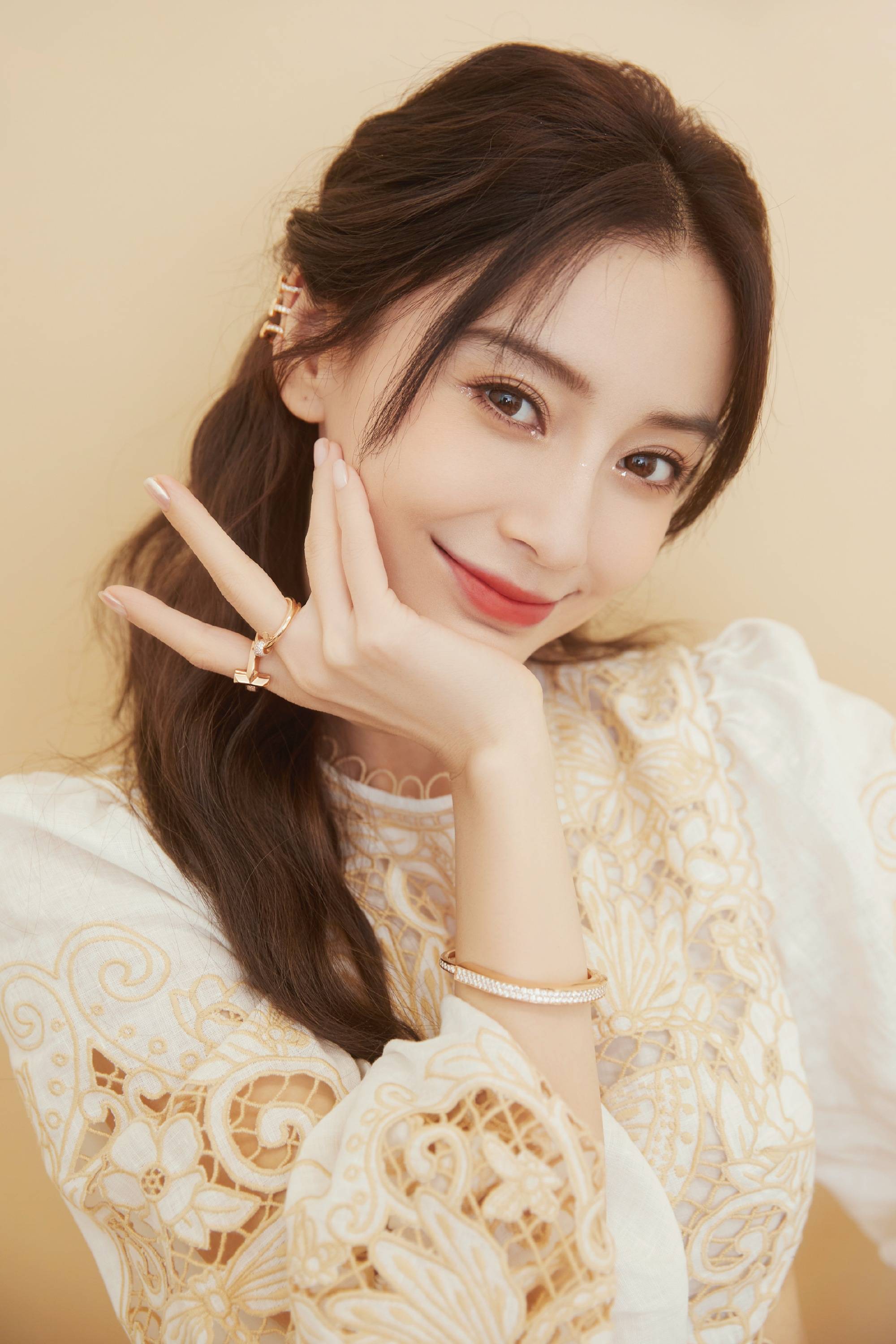 Angelababy晒男友视角写真 穿蕾丝白裙甜美可爱-搜狐大视野-搜狐新闻