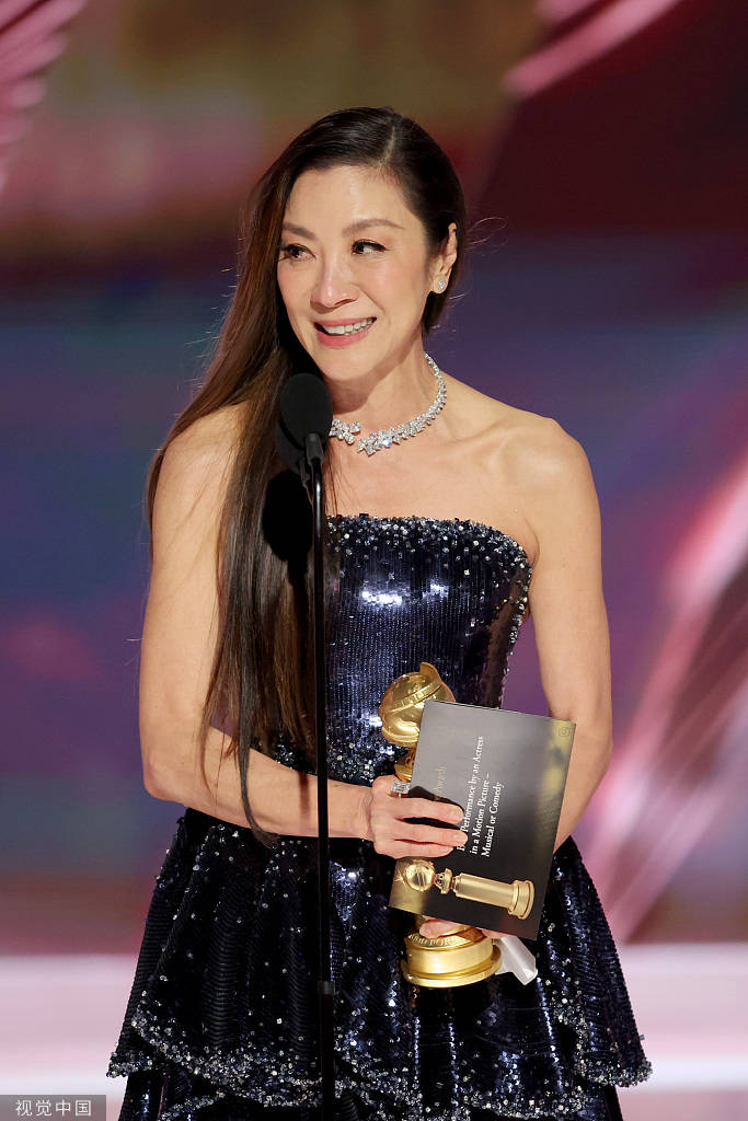 杨紫琼获金球奖最佳女主角 身穿抹胸裙气质优雅-搜狐大视野-搜狐新闻