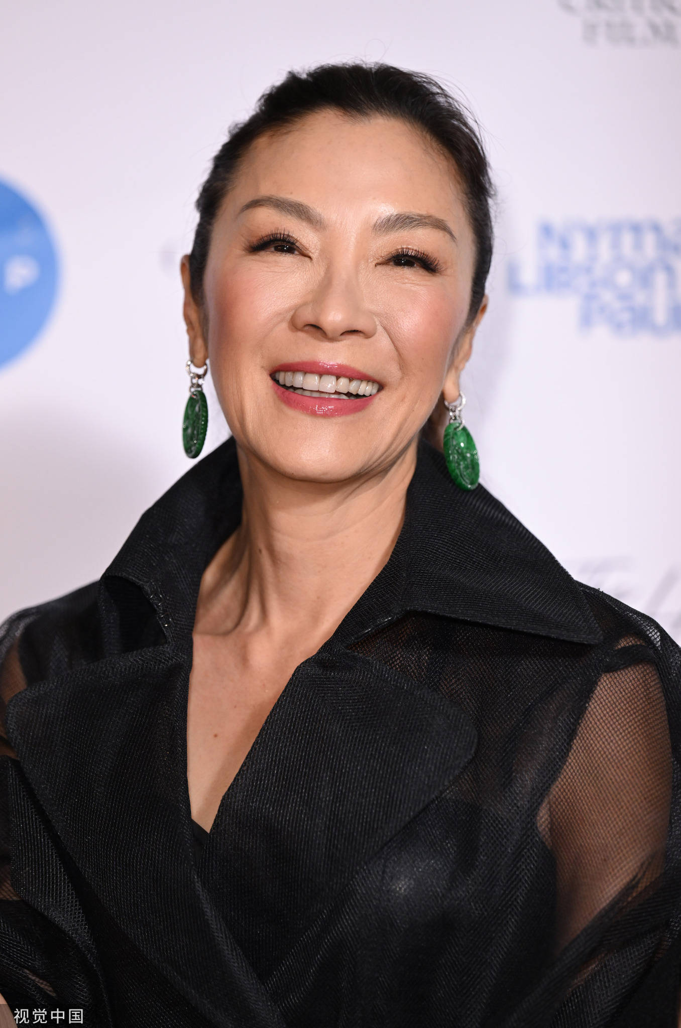 杨紫琼现身伦敦影评人协会奖红毯 与凯特等人同框