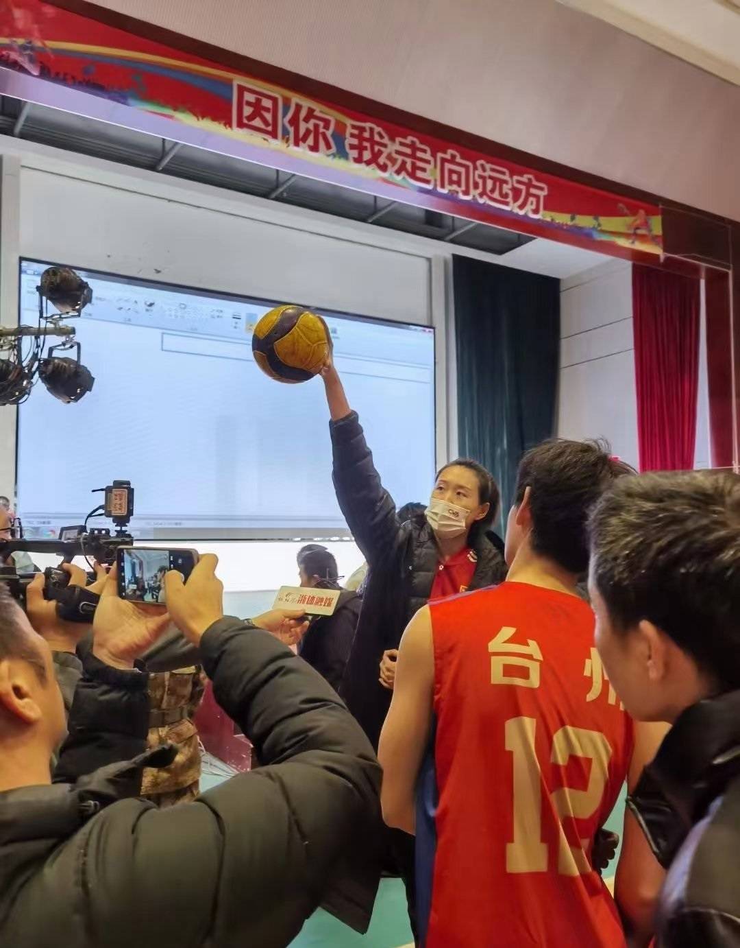 中国女排走进校园组图，姑娘们过了一把教练瘾！ 搜狐大视野 搜狐新闻 