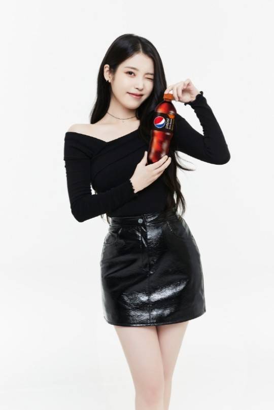 IU最新代言宣传照曝光 黑色露肩上衣秀精致锁骨-搜狐大视野-搜狐新闻