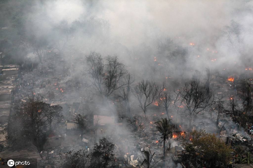 印度孟买一贫民窟发生火灾-搜狐大视野-搜狐新闻
