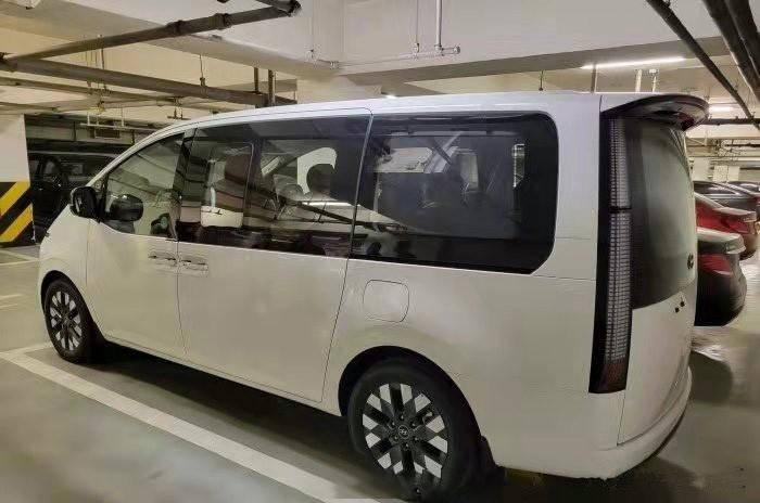 现代Staria实车现身国内，采用了比较前卫的外观_搜狐汽车_搜狐网