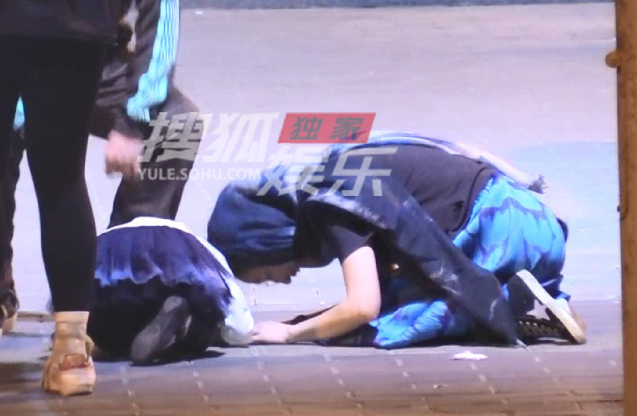 周迅被壮硕男友人搂肩 路边跪地磕头教小女孩朝拜 搜狐大视野 搜狐新闻