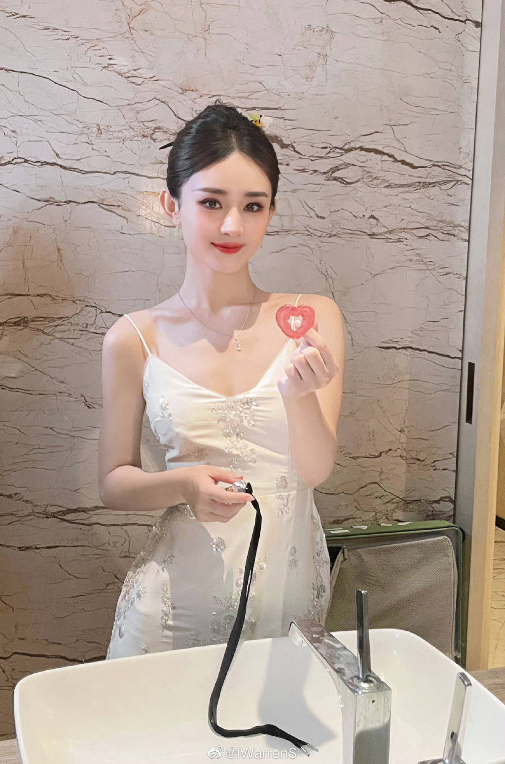 赵丽颖520晒对镜比心美照 穿白色吊带裙肤若凝脂 搜狐大视野 搜狐新闻