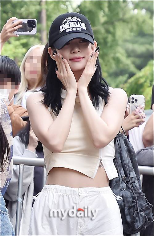 fromis_9与SECRET NUMBER《音乐银行》上班路公开-搜狐大视野-搜狐新闻