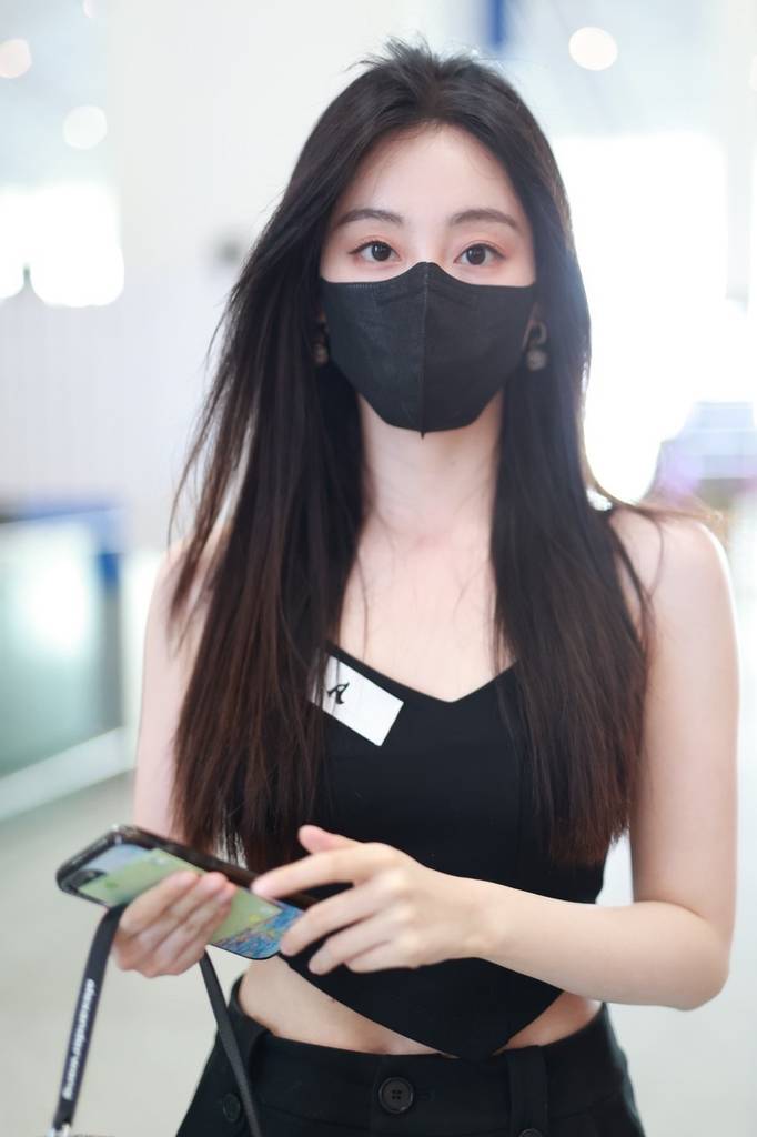 祝绪丹全黑look现身北京机场 搜狐大视野 搜狐新闻