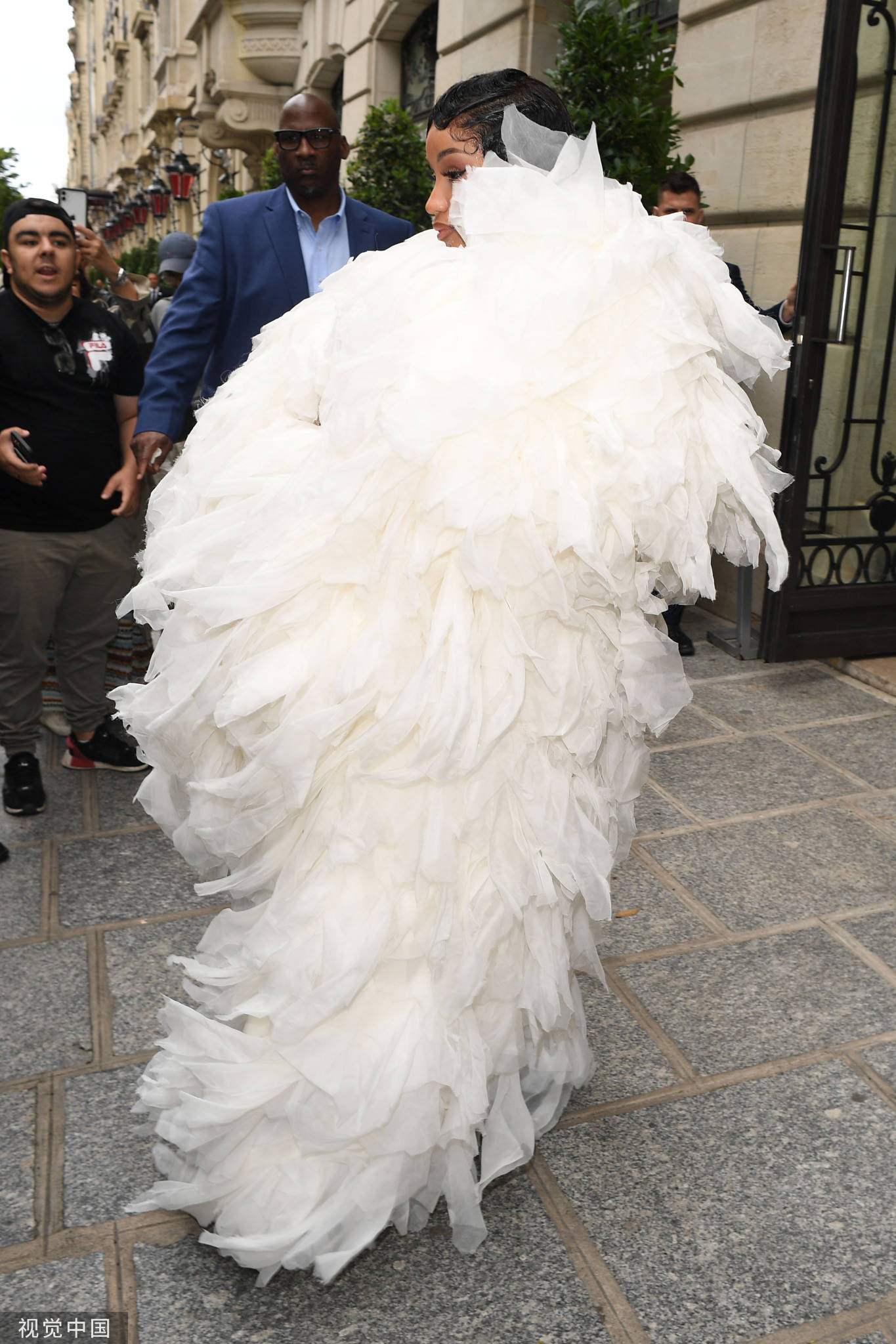 Cardi B一身夸张系白纱长裙 脚踩黑色尖头鞋很slay-搜狐大视野-搜狐新闻