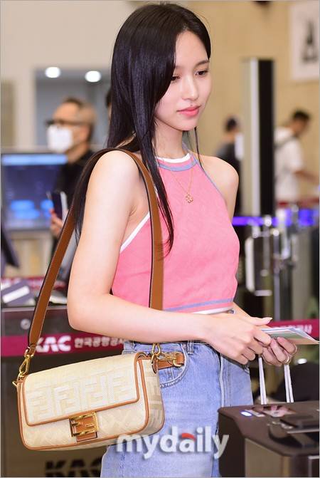 美颜暴击！MISAMO机场启程飞往日本 清凉感十足-搜狐大视野-搜狐新闻