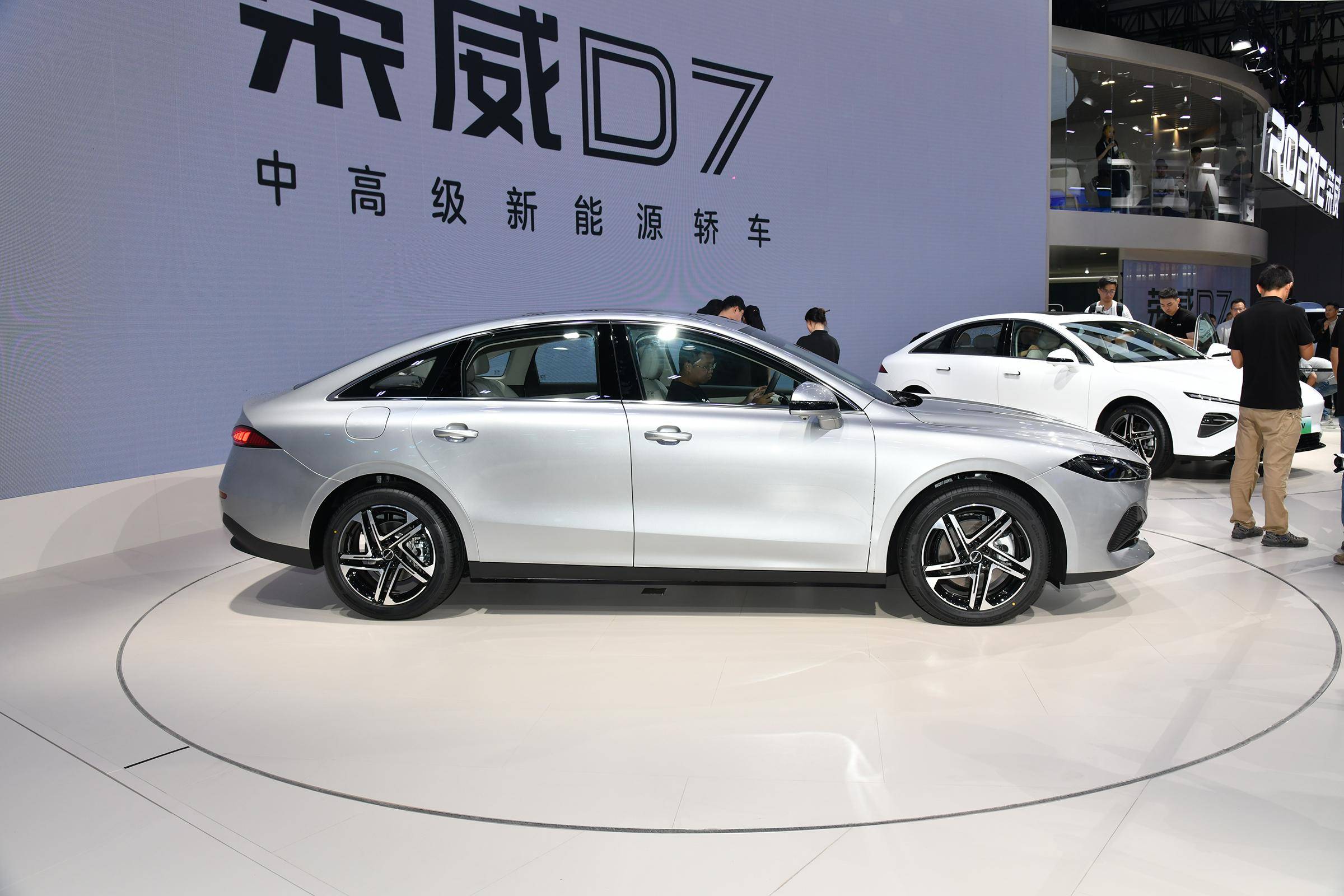 开启年终促销！荣威D7 DMH限时售价10.98万元起，中型插混轿车_搜狐汽车_搜狐网