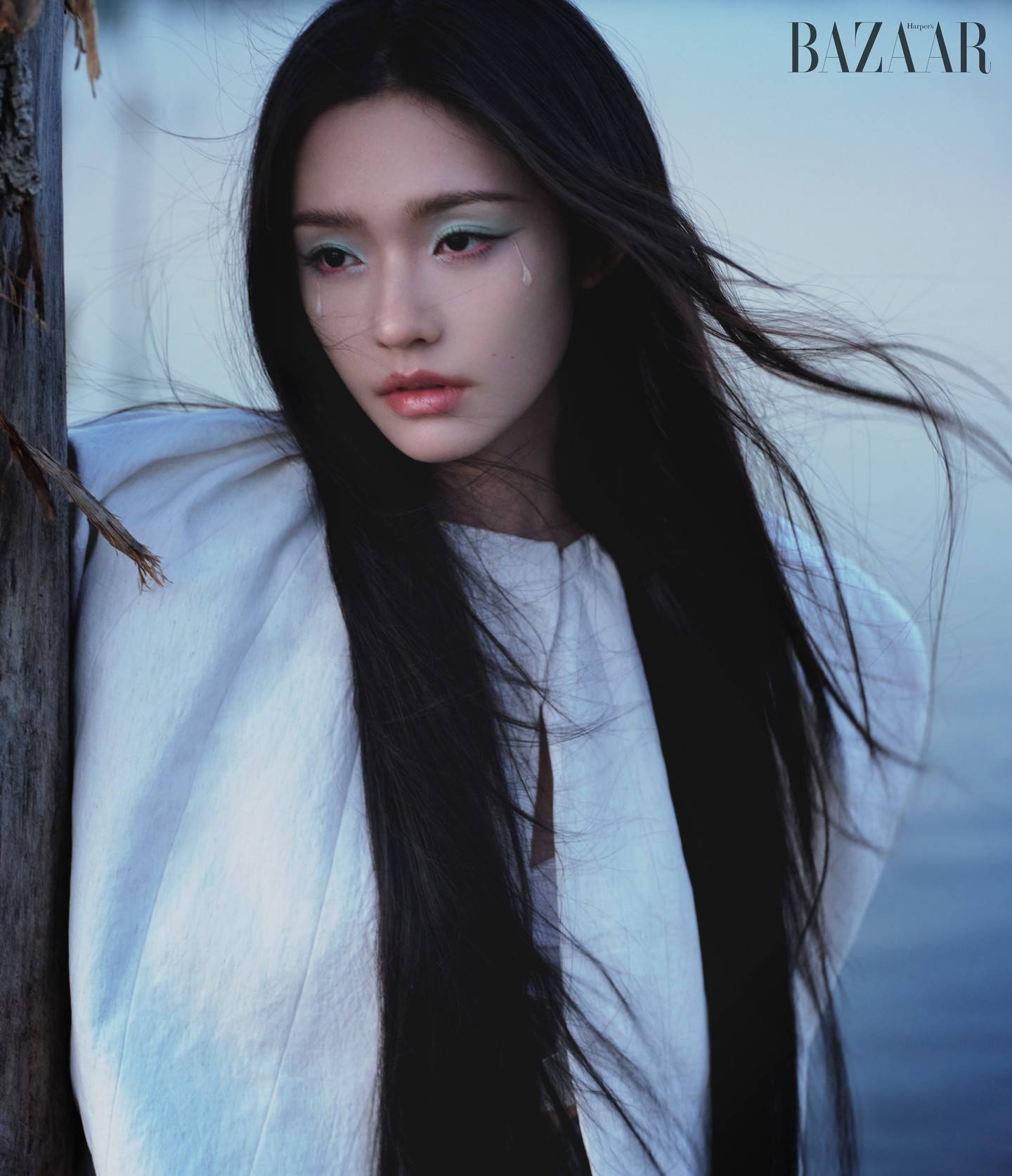 林允着银色长裙未来感拉满 化眼泪彩妆破碎感十足 搜狐大视野 搜狐新闻