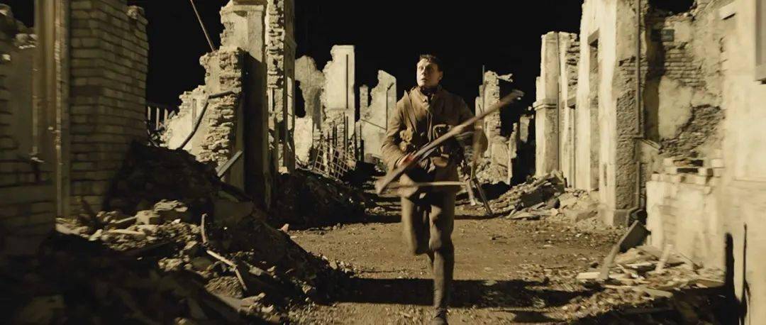 战争成了一场构图秀、灯光秀：《1917》技术是高仿的，价值观是陈旧的_电影