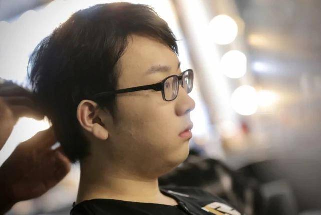 LPL夏季赛：龙吟虎啸节奏起飞，Betty五杀打响RNG开门红_状态