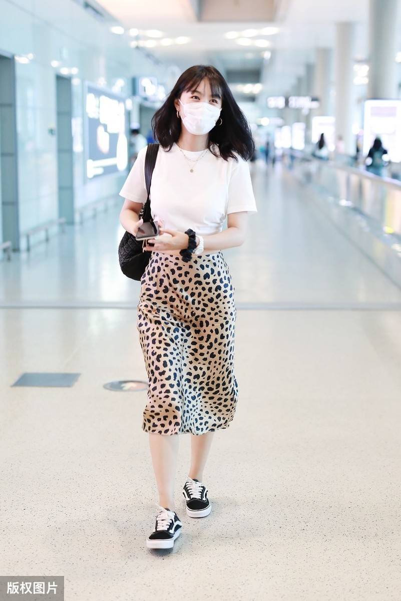 黄晓明的前女友李菲儿机场现身,豹纹裙又要火了吗? 搜狐大视野 搜狐新闻