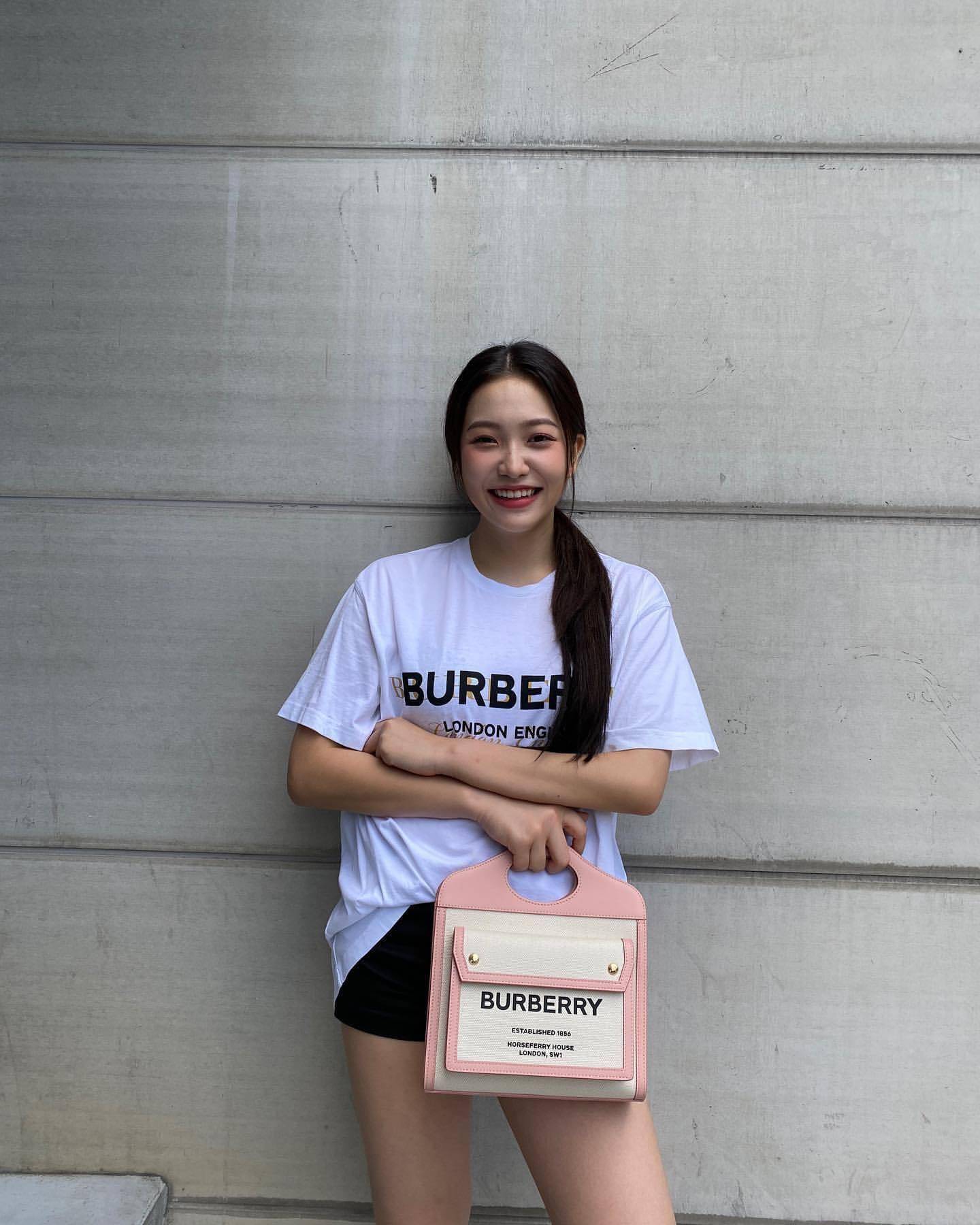 Red Velvet Yeri扎着头发露出明朗的微笑...“漂亮的定式”_美貌