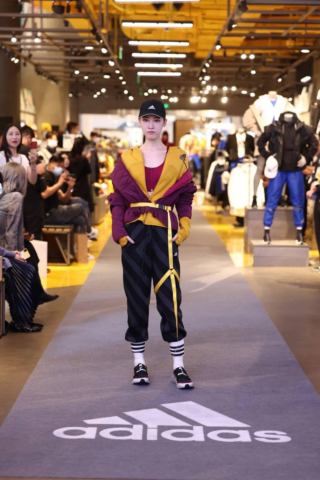 阿迪达斯联合UCCA Lab打造 冬日幻境， 全国门店线上线下联动，开启羽绒不服沉浸式体验-搜狐大视野-搜狐新闻