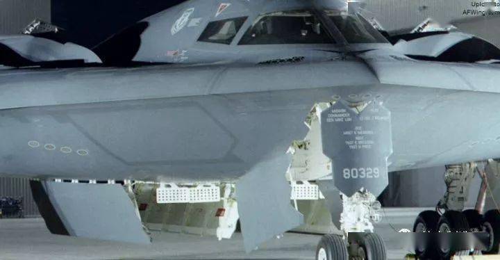 近距离感受一下B-2隐形轰炸机，科技仿佛来自外星！_机翼