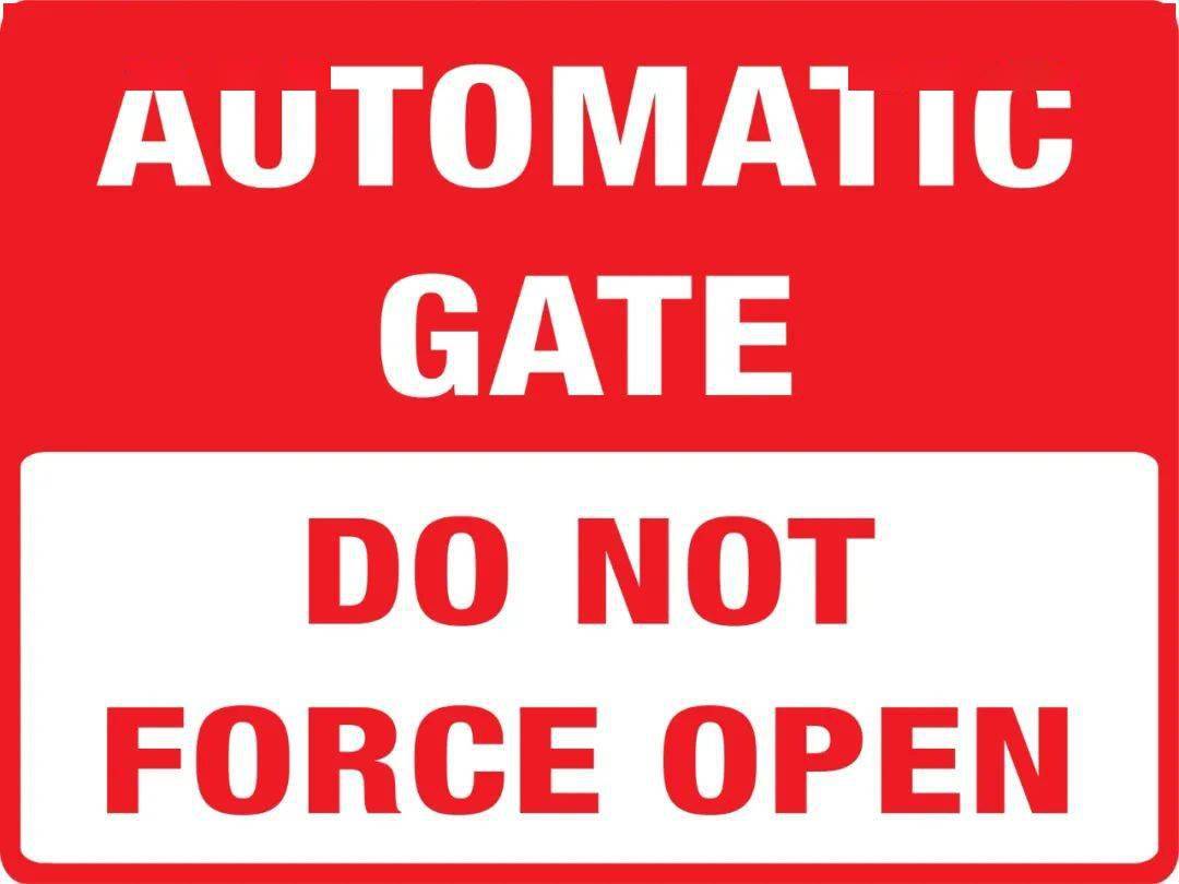 电梯上“禁止扒门”的翻译笑死我了，公共标识错成这样，太离谱_doors