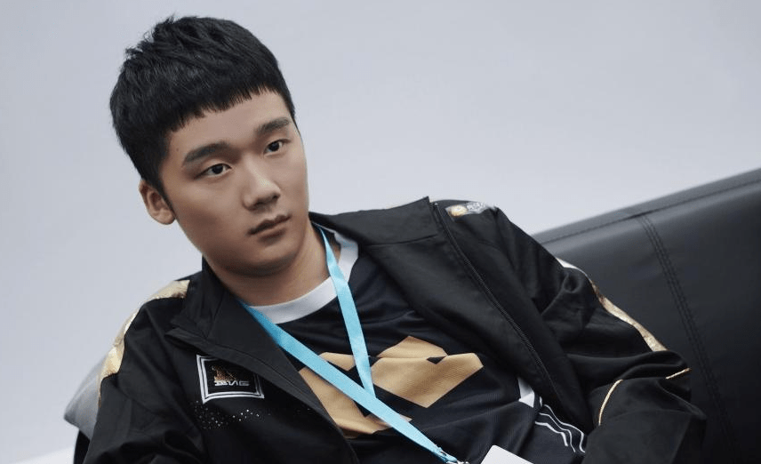 RNG.M团队配合一团糟，Alan直言猫神曾是队霸，打野问题也需重视！_比赛