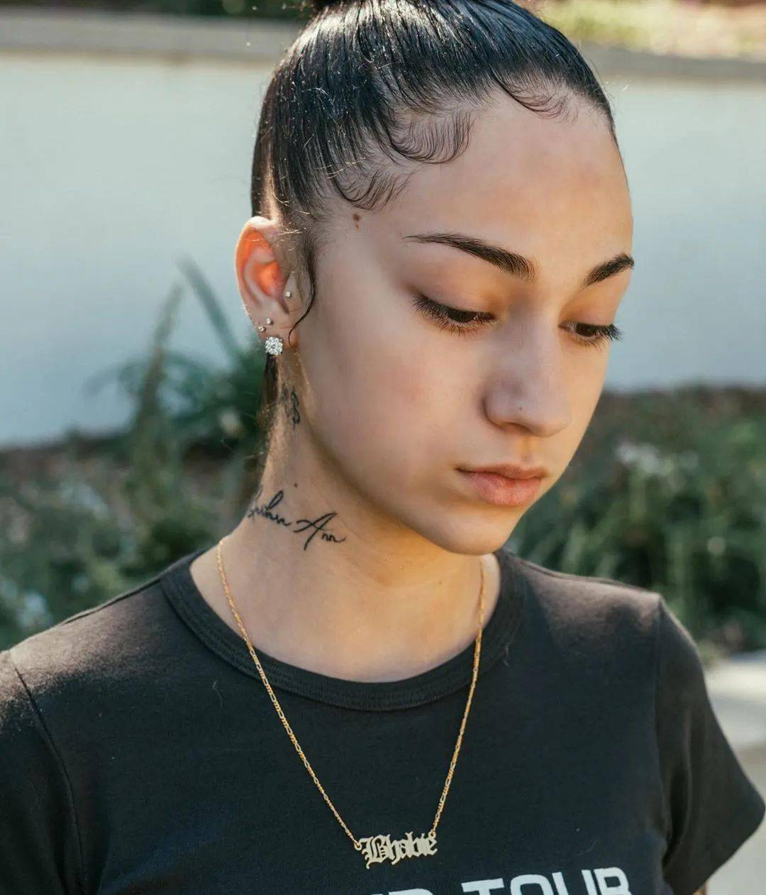 打妈女孩Bhad Bhabie 十八岁生日迫不及待地开通了OnlyFans…_因为