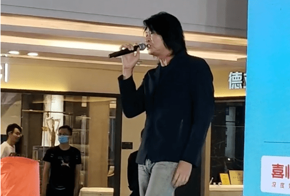 歌喉与李健不相上下！52岁著名歌星游鸿明被指近况落魄，内地商演捞金观众稀少_网友
