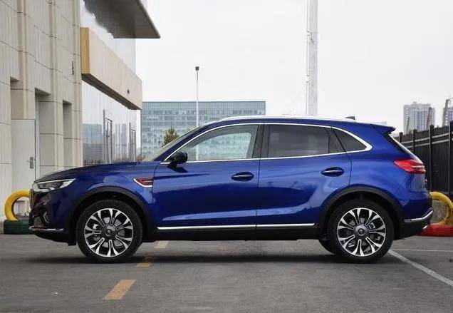 这才是“正经玩意”，新标+升级大屏，2022款红旗HS5亮相_搜狐汽车_搜狐网