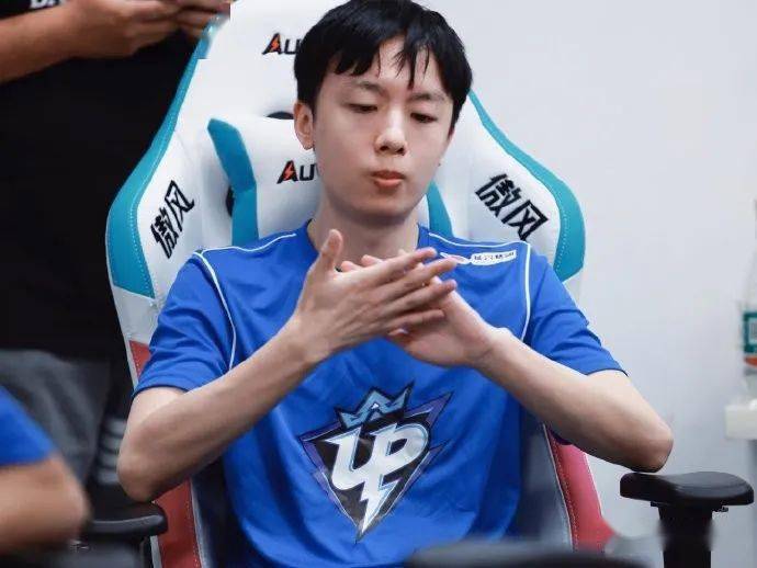 败给IG后，UP官博炸了！粉丝心疼SMLZ带不动，要求把小草包抬下去_比赛