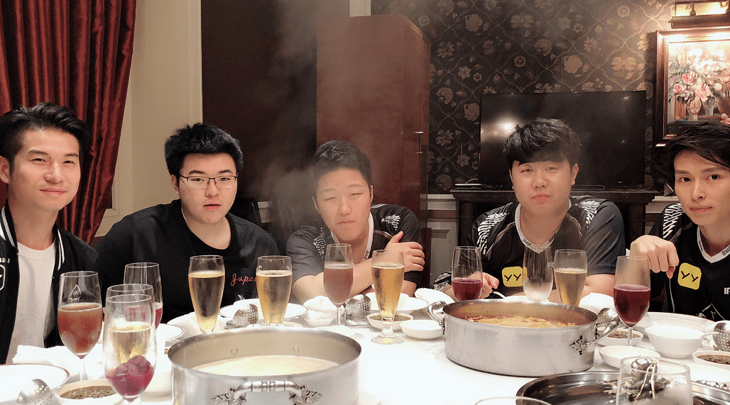 夺冠后，4AM和OMG聚餐到凌晨2点，一看账单，网友羡慕：豪！_韦神