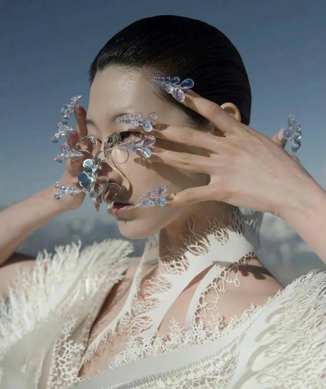 Iris Van Herpen 高级定制2021秋冬系列丨聚焦太空与地球、科技与文明的交融与碰撞_设计