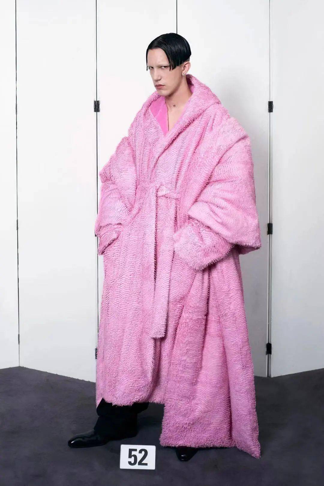 BFRND：从高定秀场模特，到独立音乐人的完美转变。_Demna