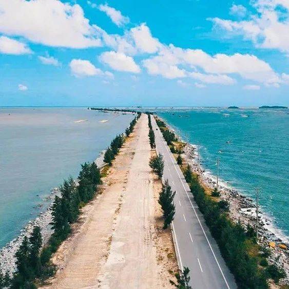 打卡“广西最美海上公路”，看最萌白海豚，吃最生猛的海鲜！_三娘湾