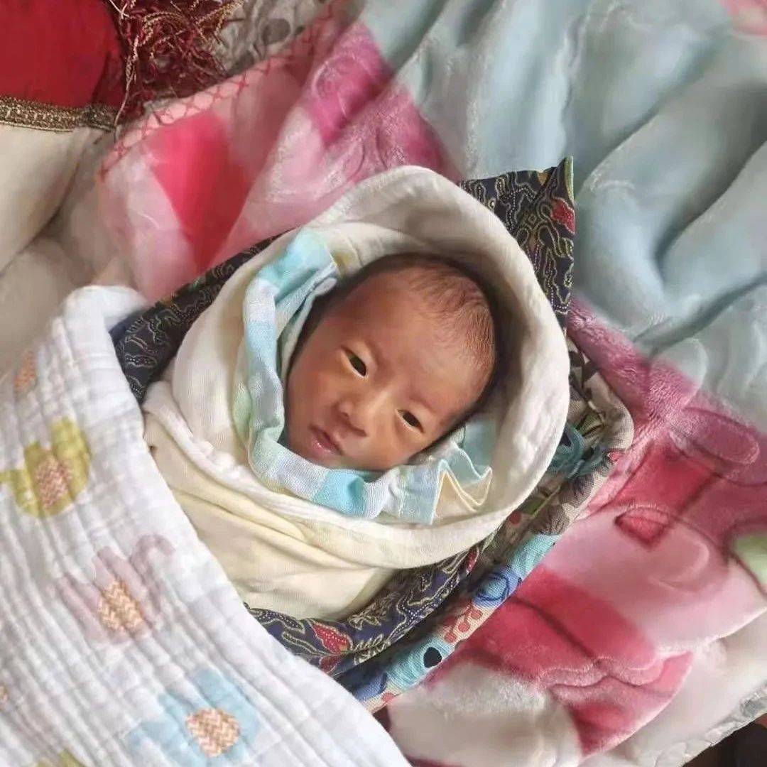 心疼!宣威一老乡在捡菌的路上捡到一名装在纸箱里的男婴 孩子