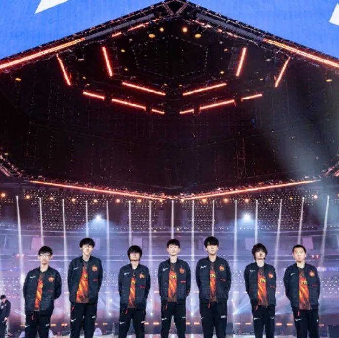 英雄联盟：S11巡礼-LPL赛区FPX，错失春夏两冠，小凤凰力求冰岛涅槃_选手