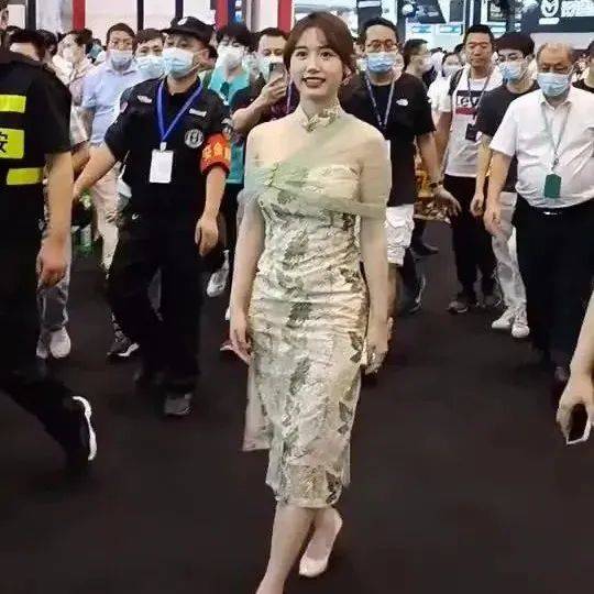 哇哦，笑容太治愈了，蓝衣战神yyds_图文